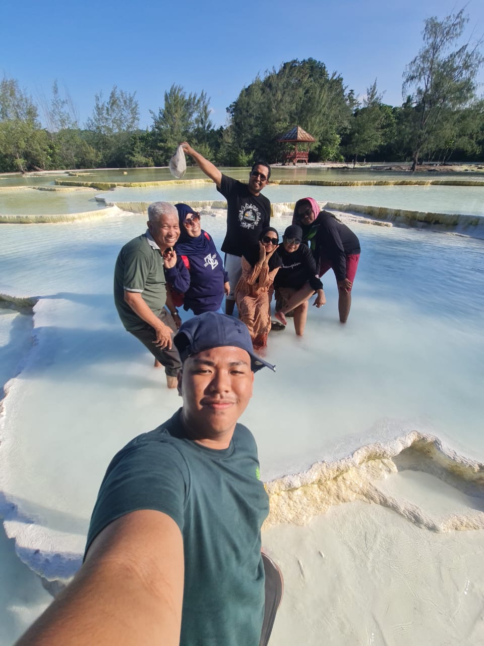 Menikmati Petualangan Hangat di Permandian Air Panas Wawolesea